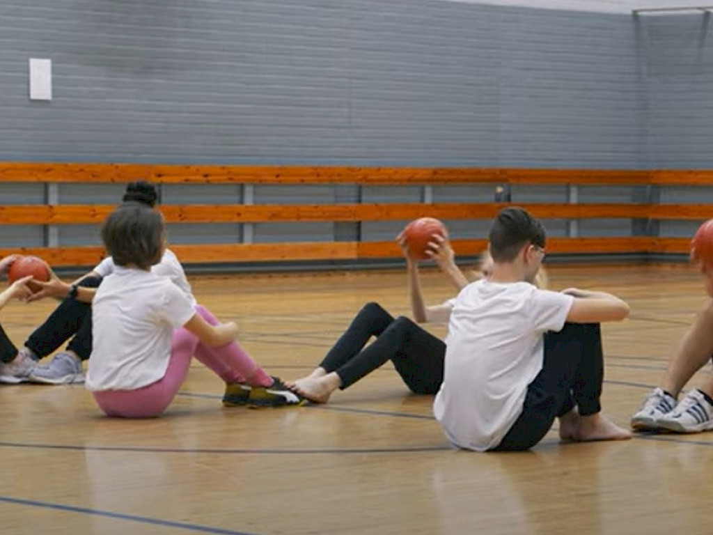 Core strengthening movement and ball throwing for a couple - Suomen ...